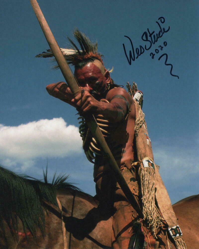WES STUDI SIGNED AUTOGRAPH 8X10 PHOTO - THE LAST OF THE MOHICANS FILM LEGEND Collectible ...