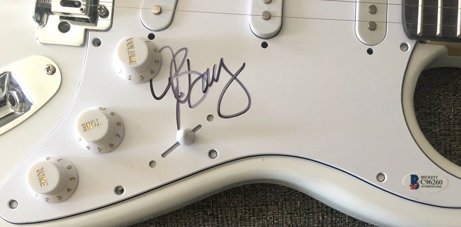 JOAN BAEZ SIGNED AUTOGRAPH RARE FULL SIZE WHITE ELECTRIC GUITAR BECKETT ...