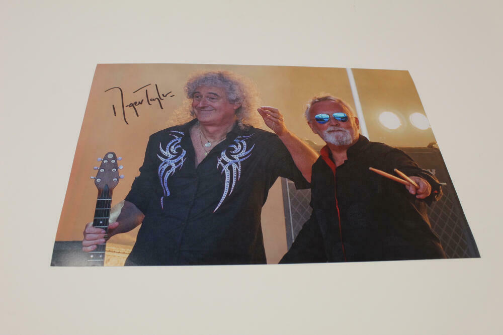 ROGER TAYLOR SIGNED AUTOGRAPH 8X10 PHOTO - QUEEN DRUMMER PICTURED W ...
