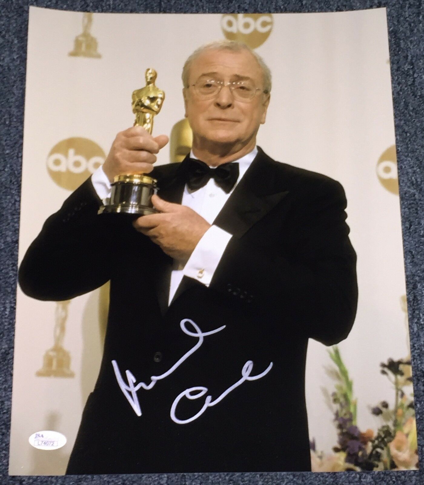 MICHAEL CAINE SIGNED AUTOGRAPH CLASSIC OSCARS TROPHY POSE 11X14 PHOTO ...