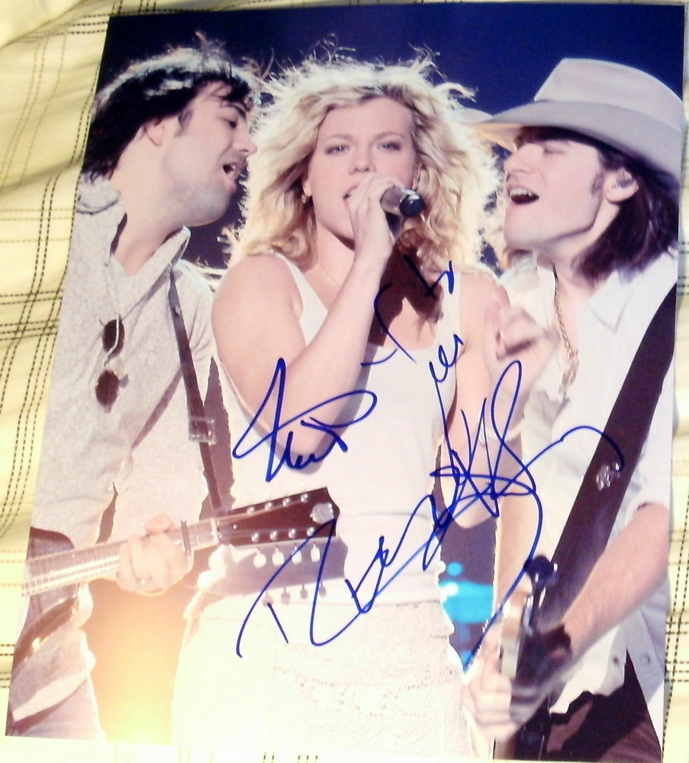 THE BAND PERRY SIGNED AUTOGRAPH FULL GROUP ON STAGE PERFORMANCE 8X10 ...
