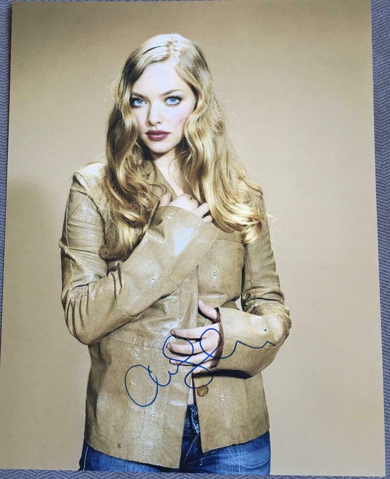 AMANDA SEYFRIED SIGNED AUTOGRAPH 11x14 PHOTO - CLASSIC SEXY POSE CUTE ...