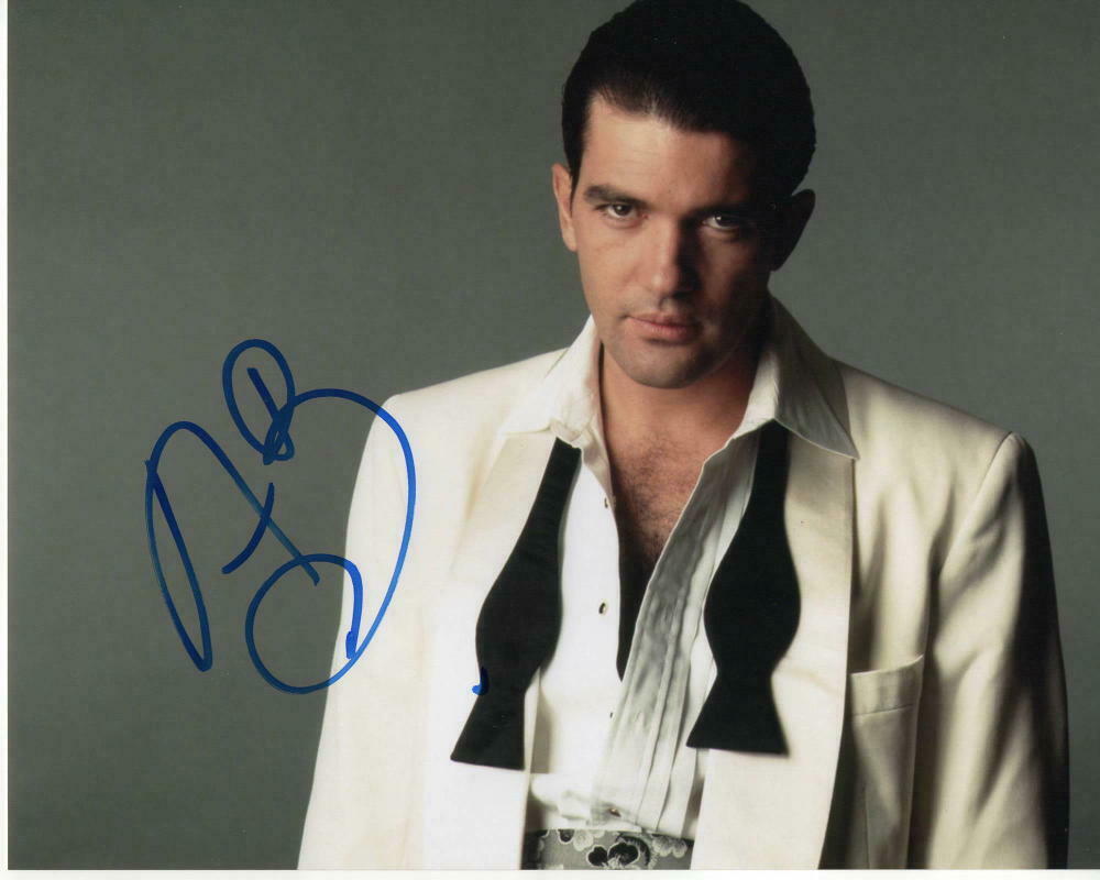 ANTONIO BANDERAS SIGNED AUTOGRAPH 8x10 PHOTO - PAIN AND GLORY, PUSS IN ...