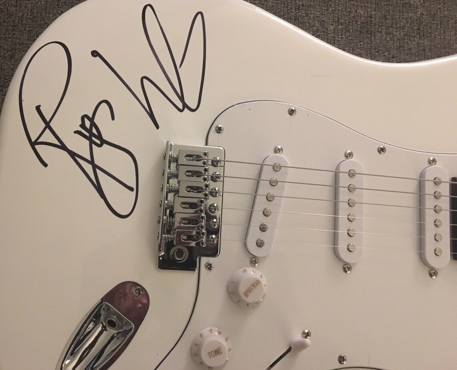 ROGER WATERS SIGNED AUTOGRAPH PINK FLOYD VERY RARE FULL ELECTRIC GUITAR ...