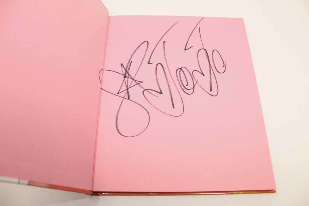 JOJO SIWA SIGNED AUTOGRAPH "GUIDE TO MAKING YOUR OWN FUN" BOOK - DANCE ...