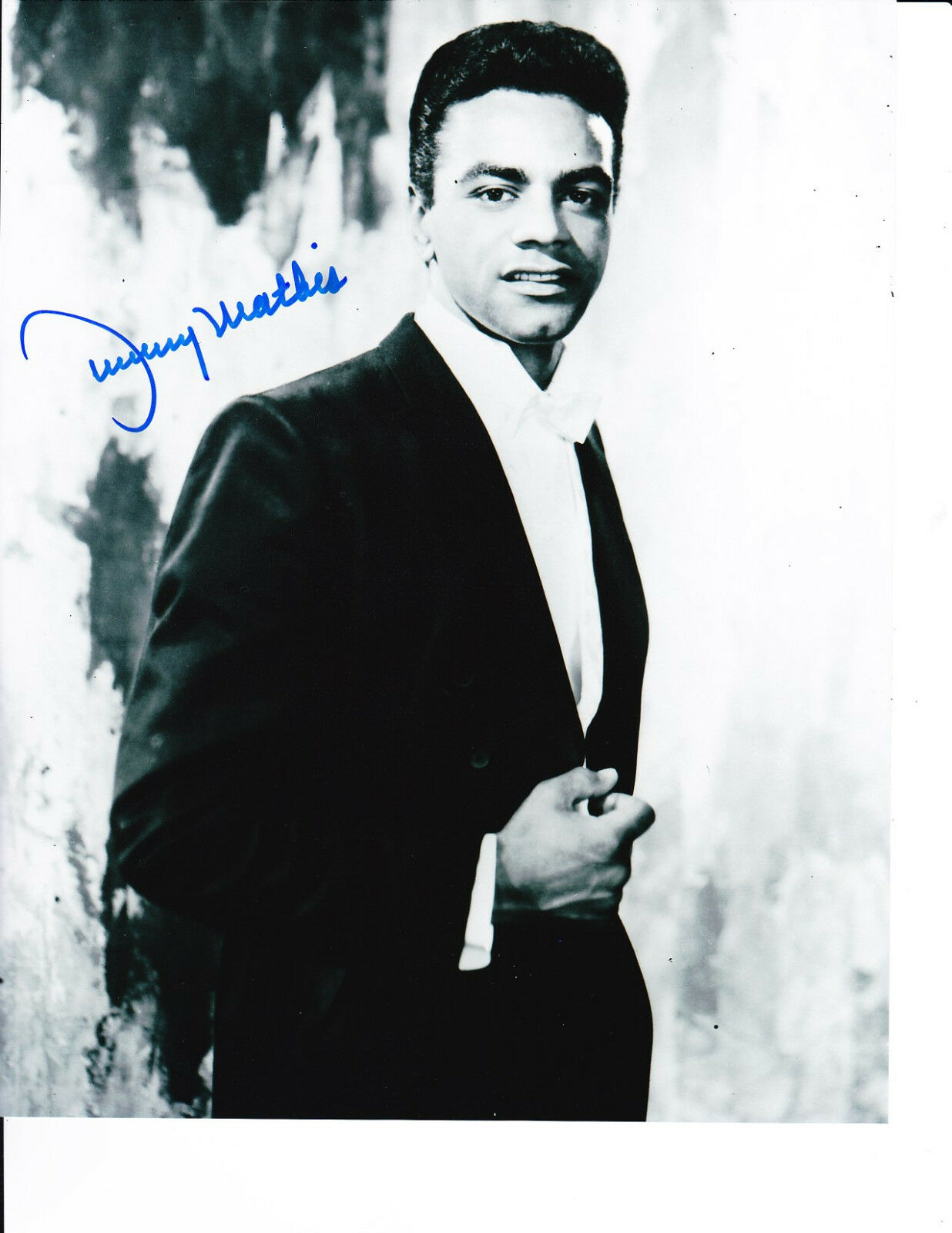 JOHNNY MATHIS SIGNED VINTAGE POSED 8X10 CHRISTMAS LEGEND Collectible ...