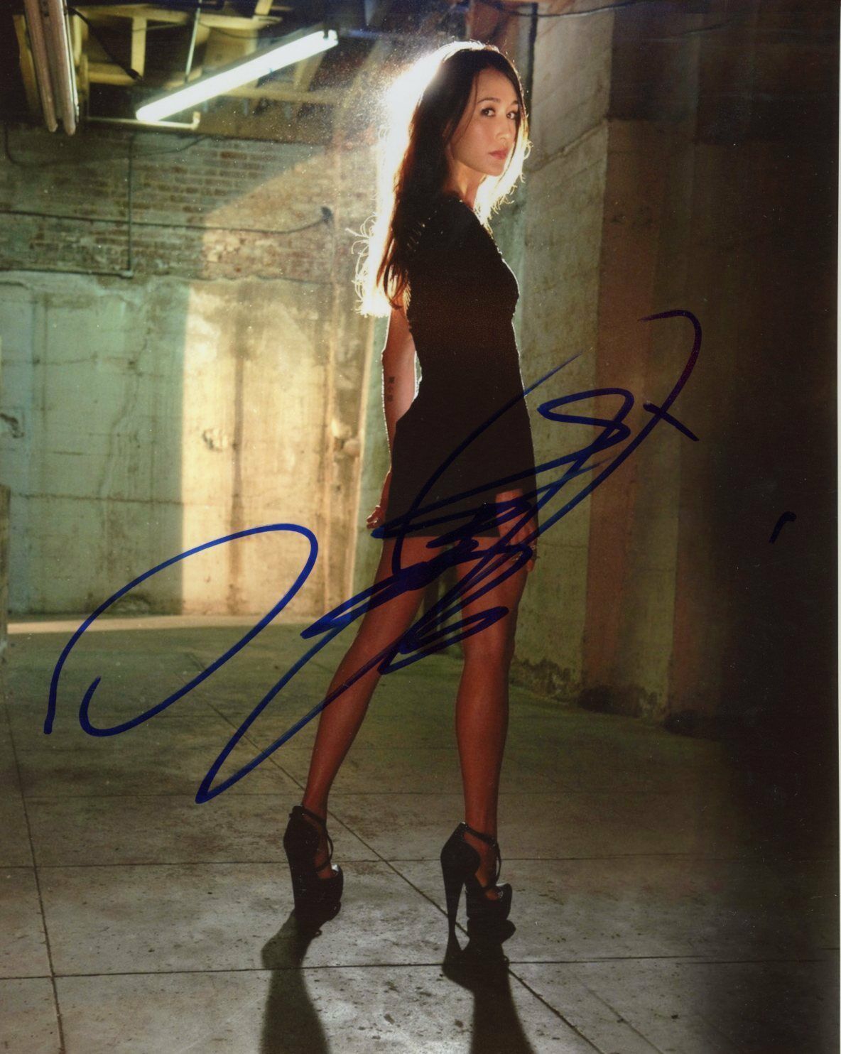 Maggie Q Signed Nikita Photo W Hologram Coa Collectible Memorabilia