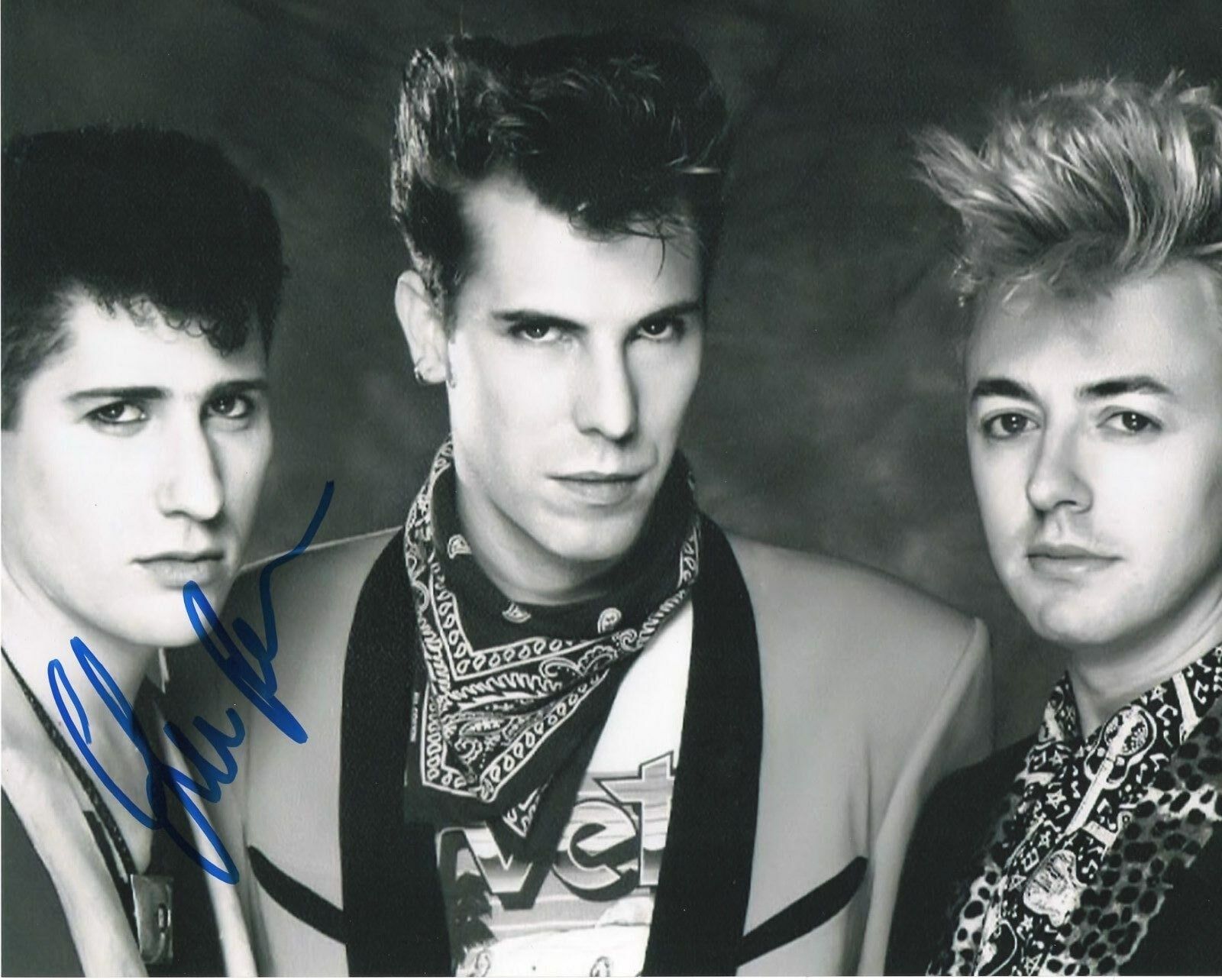 THE STRAY CATS LEE ROCKER SIGNED 8X10 Collectible Memorabilia | Autographia