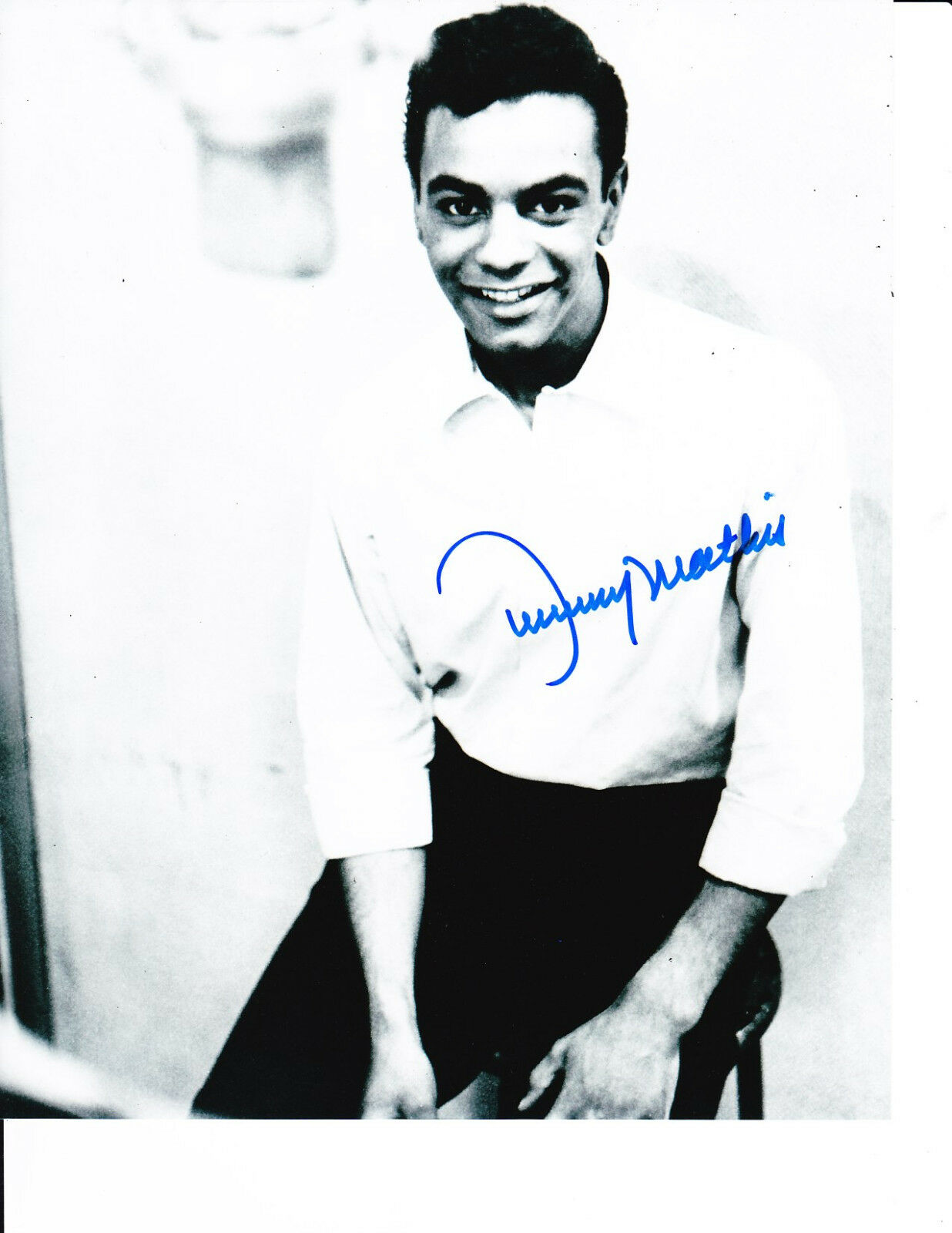JOHNNY MATHIS SIGNED VINTAGE POSED BLACK AND WHITE 8X10 CHRISTMAS ...