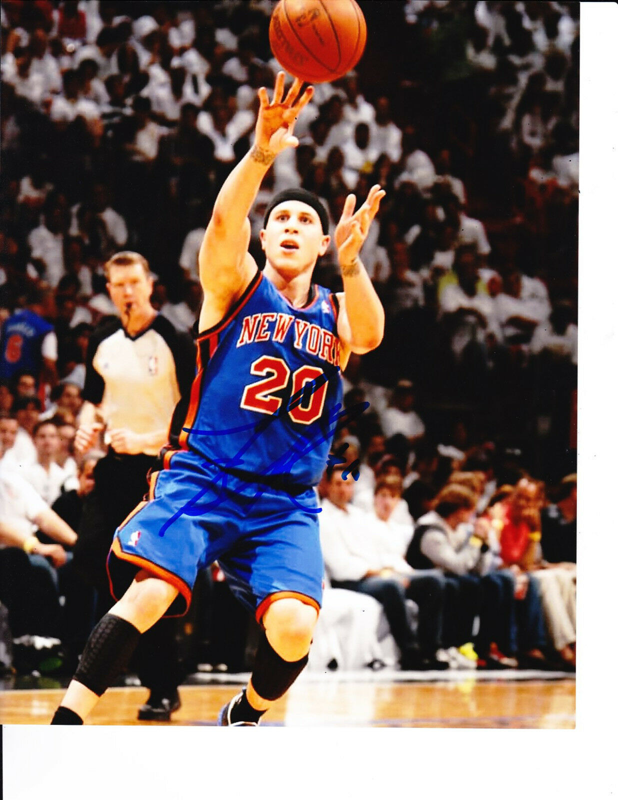 NEW YORK KNICKS MIKE BIBBY SIGNED MAKING PASS 8X10 Collectible ...