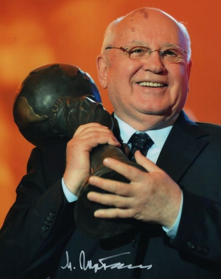 MIKHAIL GORBACHEV signed autographed ENERGY GLOBE AWARD photo | Autographia