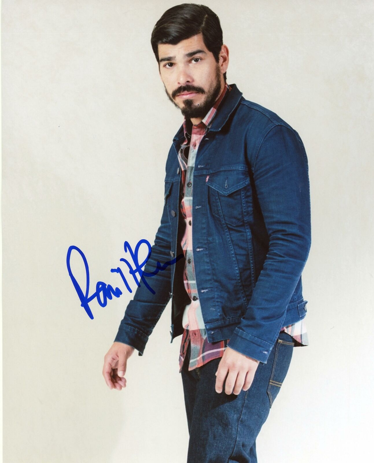 Raul Castillo "Looking" AUTOGRAPH Signed 8x10 Photo D ACOA Collectible ...
