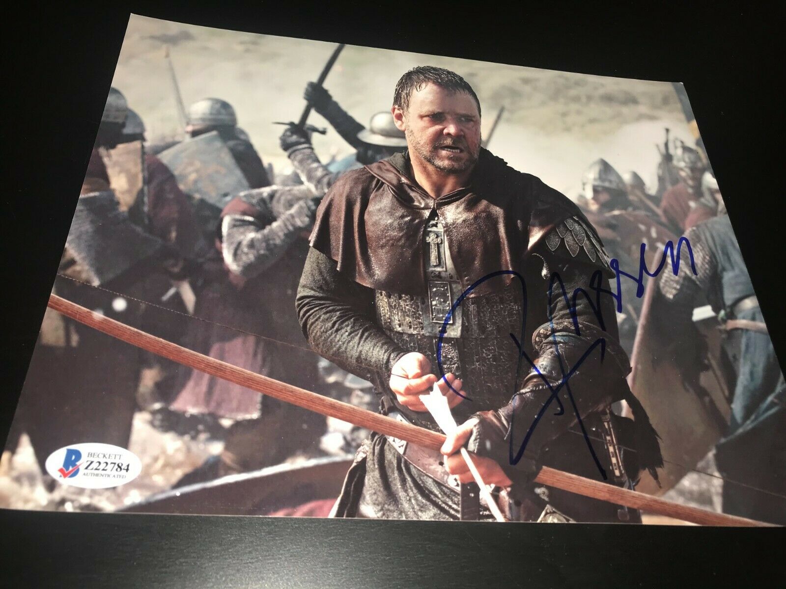 RUSSELL CROWE SIGNED AUTOGRAPH 8x10 PHOTO ROBINHOOD ARROW SHOT BECKETT ...