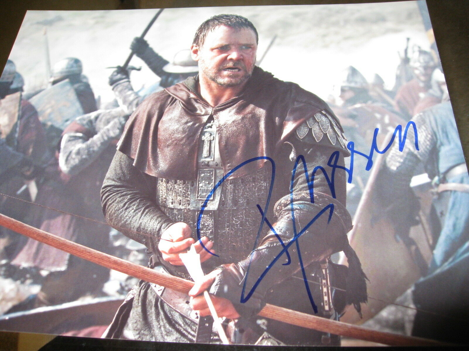 RUSSELL CROWE SIGNED AUTOGRAPH 8x10 PHOTO ROBINHOOD PROMO BOW ARROW ...
