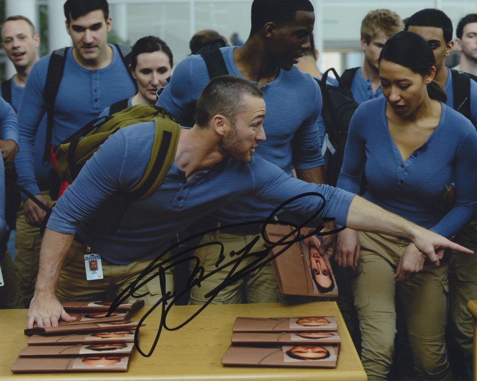 JAKE MCLAUGHLIN SIGNED QUANTICO 8X10 PHOTO | Autographia