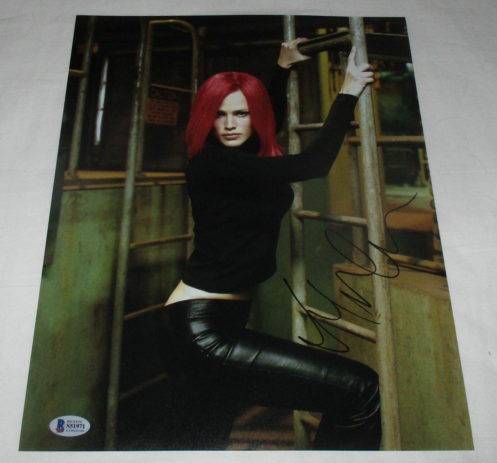 JENNIFER GARNER SIGNED ALIAS 11X14 PHOTO BAS BECKETT | Autographia