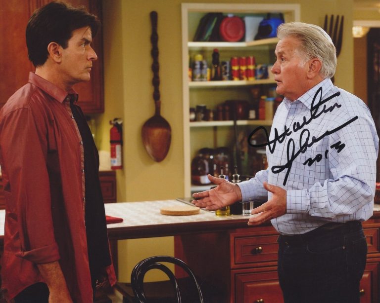 MARTIN SHEEN SIGNED ANGER MANAGEMENT 8X10 PHOTO 2 | Autographia