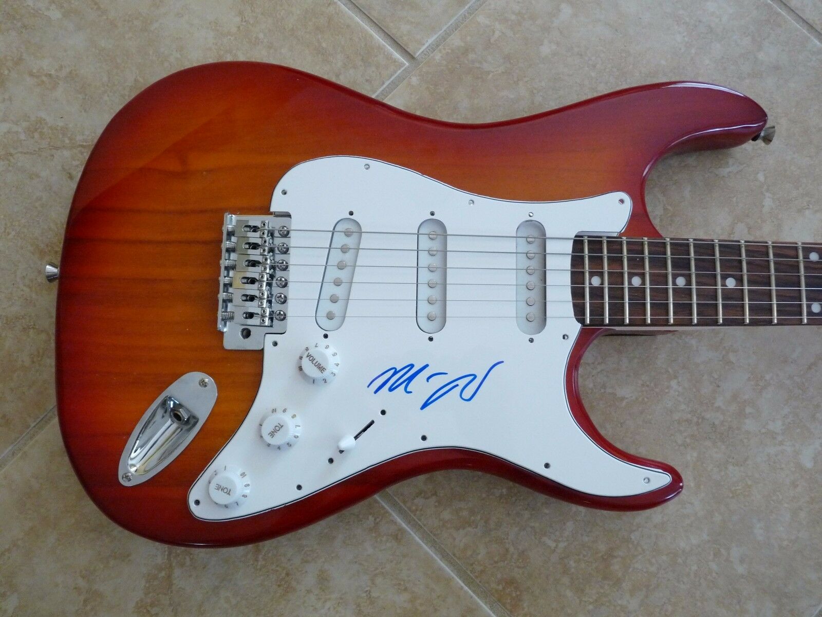 Matthew Perry Friends TV Show Signed Autographed Guitar PSA Guaranteed ...