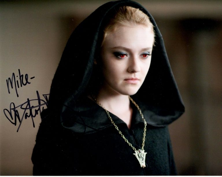 DAKOTA FANNING HAND SIGNED 8x10 COLOR PHOTO GREAT POSE TWILIGHT TO MIKE ...