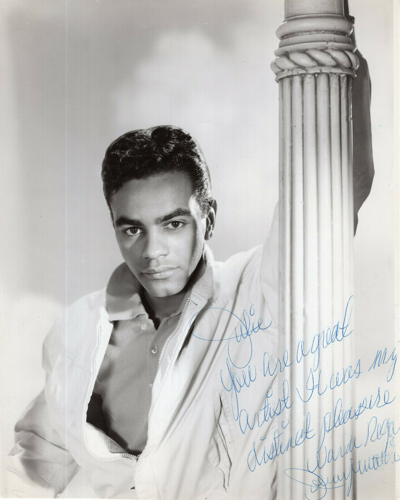 JOHNNY MATHIS HAND SIGNED 8x10 PHOTO+COA AMAZING+VERY RARE VINTAGE POSE ...