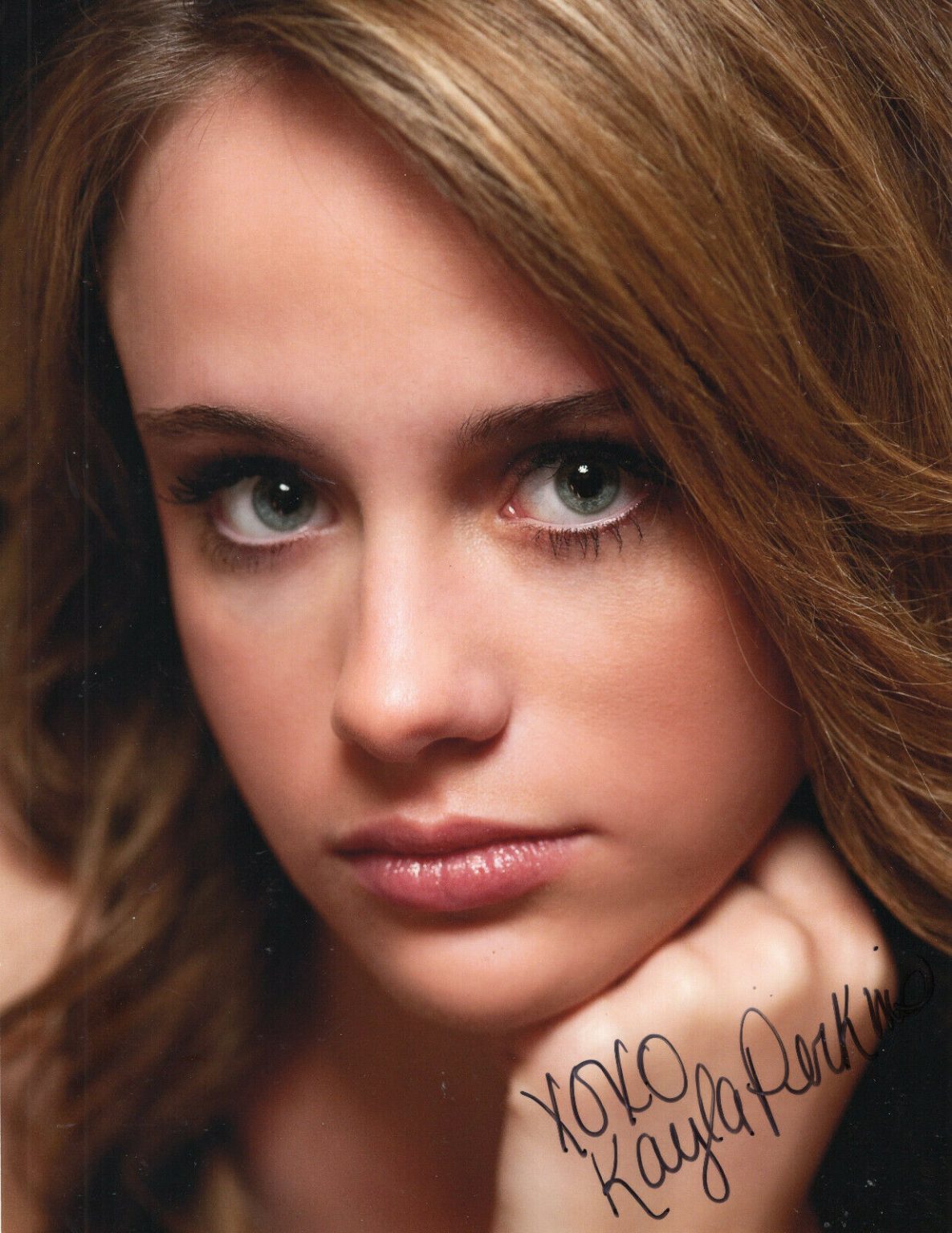KAYLA PERKINS HAND SIGNED 8x11 COLOR PHOTO+COA STUNNING+SEXY ACTRESS - Autographia