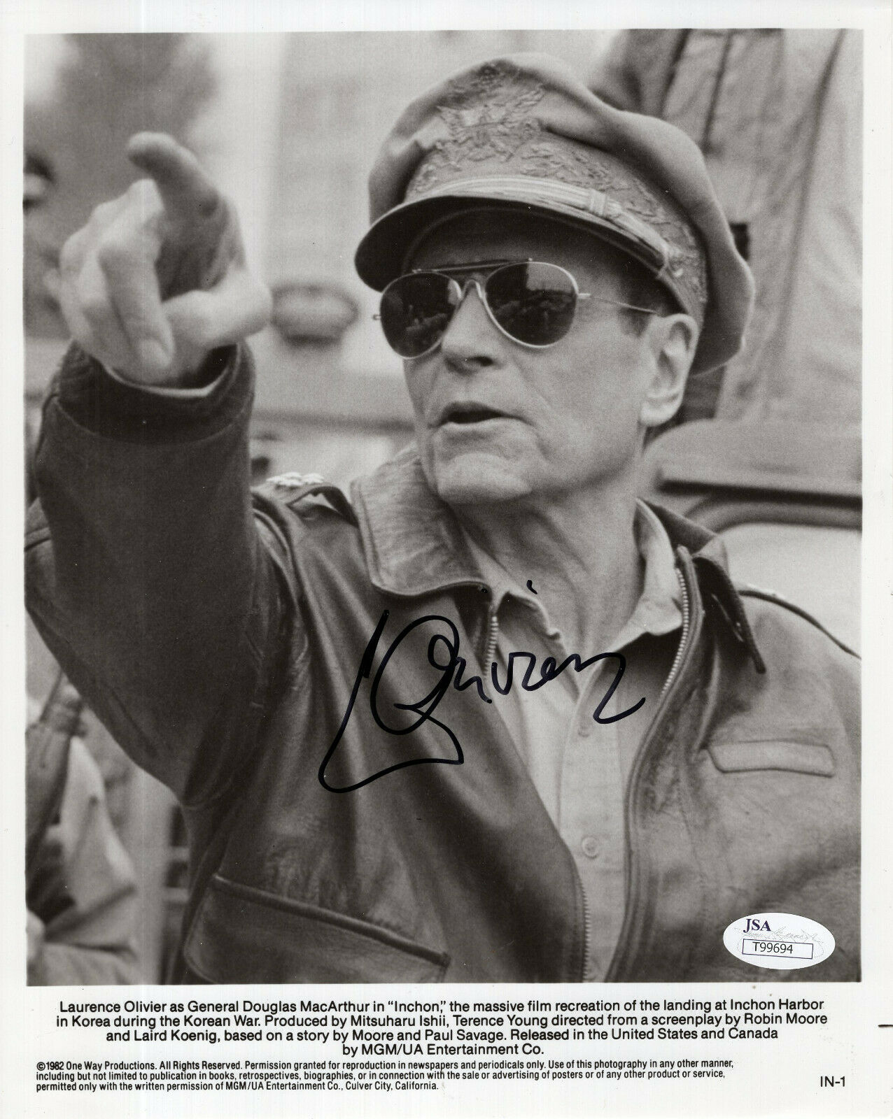 LAURENCE OLIVIER HAND SIGNED 8x10 PHOTO AS DOUGLAS MACARTHUR RARE JSA ...