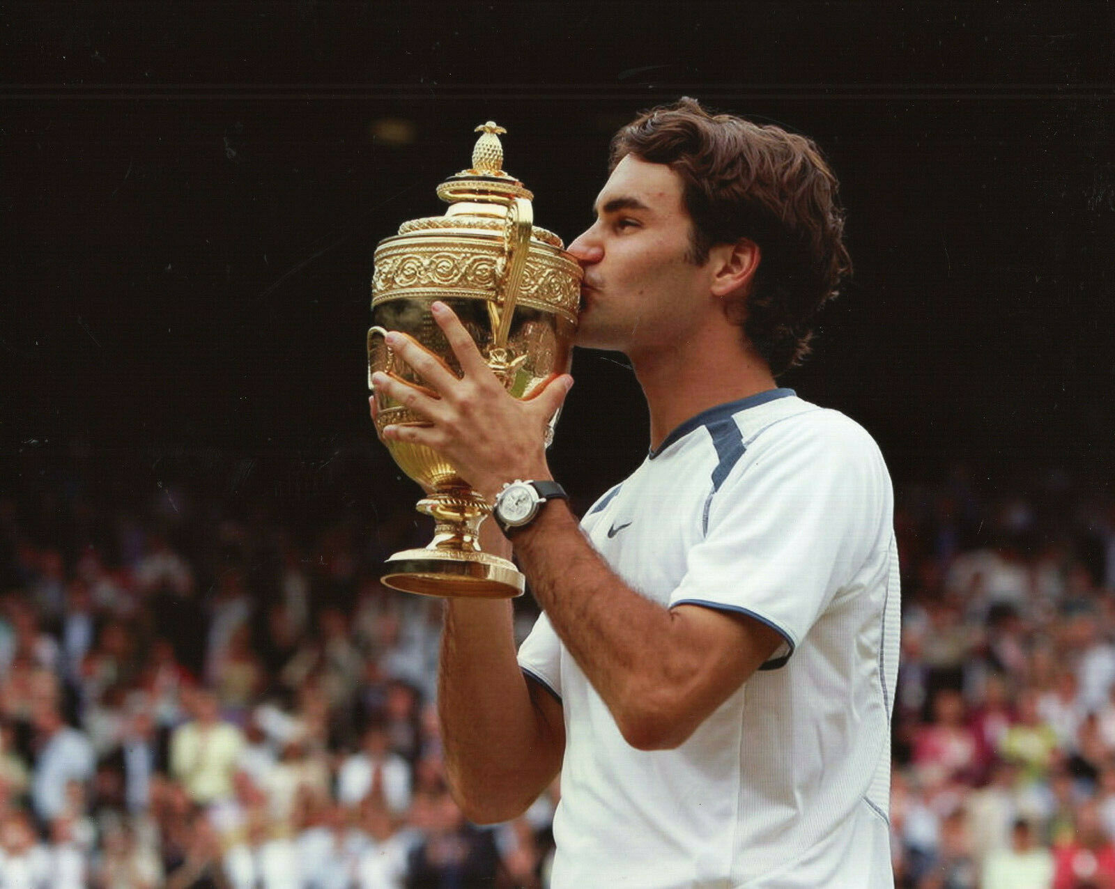 ROGER FEDERER UNSIGNED 8x10 COLOR PHOTO KISSING WIMBLEDON TROPHY ...