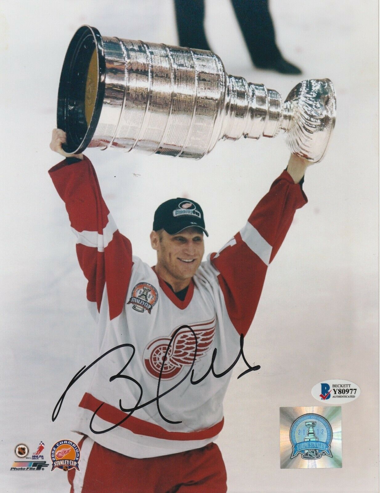 BRETT HULL Signed RED WINGS STANLEY CUP TROPHY 8X10 PHOTO with Beckett ...
