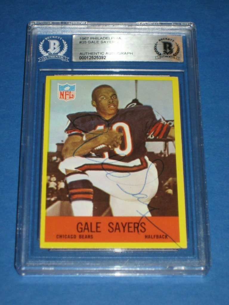 GALE SAYERS (Bears) Signed 1967 PHILADELPHIA Card #35 Beckett ...