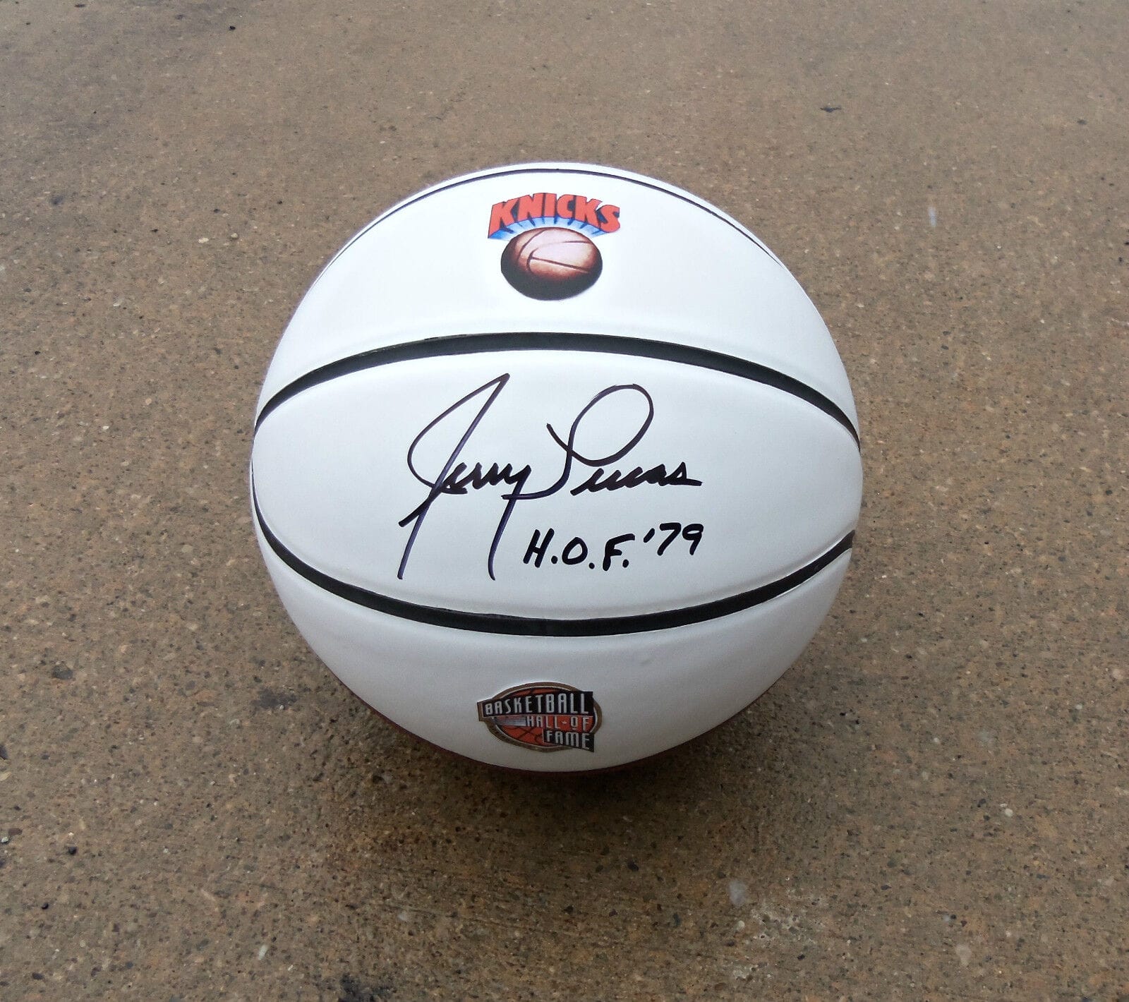 New York Knicks JERRY LUCAS Signed Autographed Basketball COA! PROOF ...