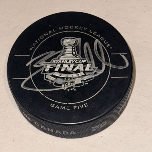 BRENT SEABROOK Signed 2010 STANLEY CUP Official GAME 5 Puck Beckett BAS ...