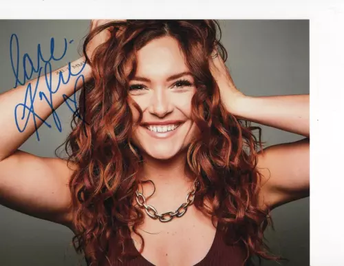 COUNTRY SINGER KYLIE MORGAN SIGNED 8X10 PLAYING WITH HAIR | Autographia