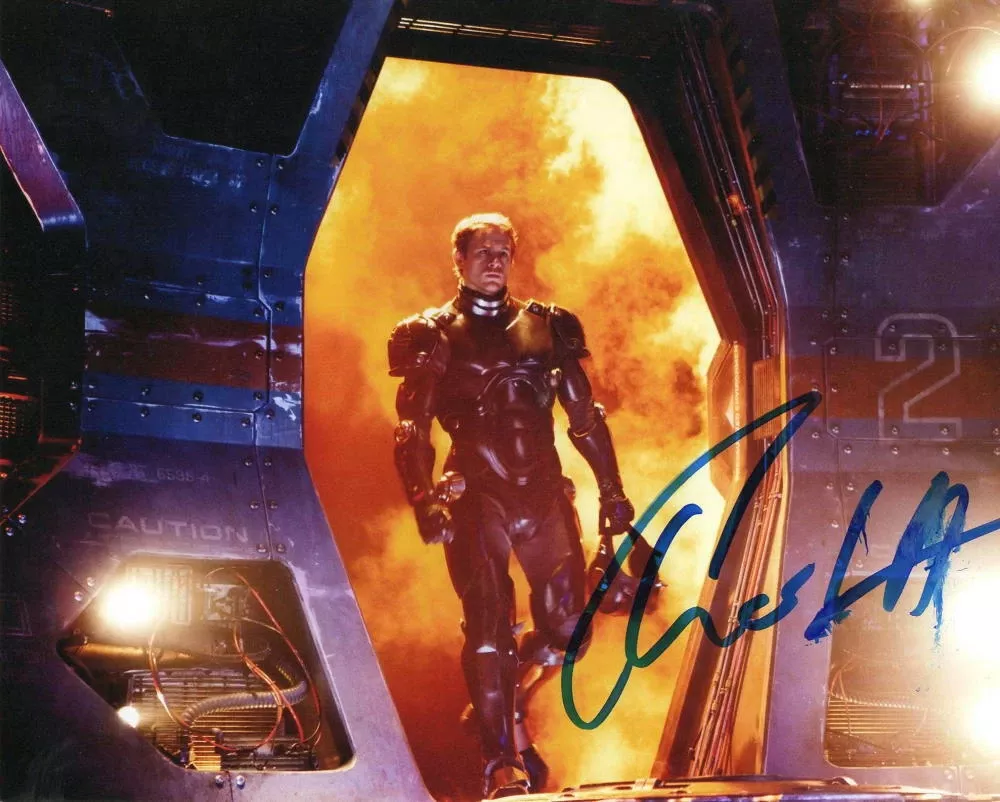 CHARLIE HUNNAM SIGNED 8X10 PHOTO PACIFIC RIM AUTHENTIC AUTOGRAPH COA ...