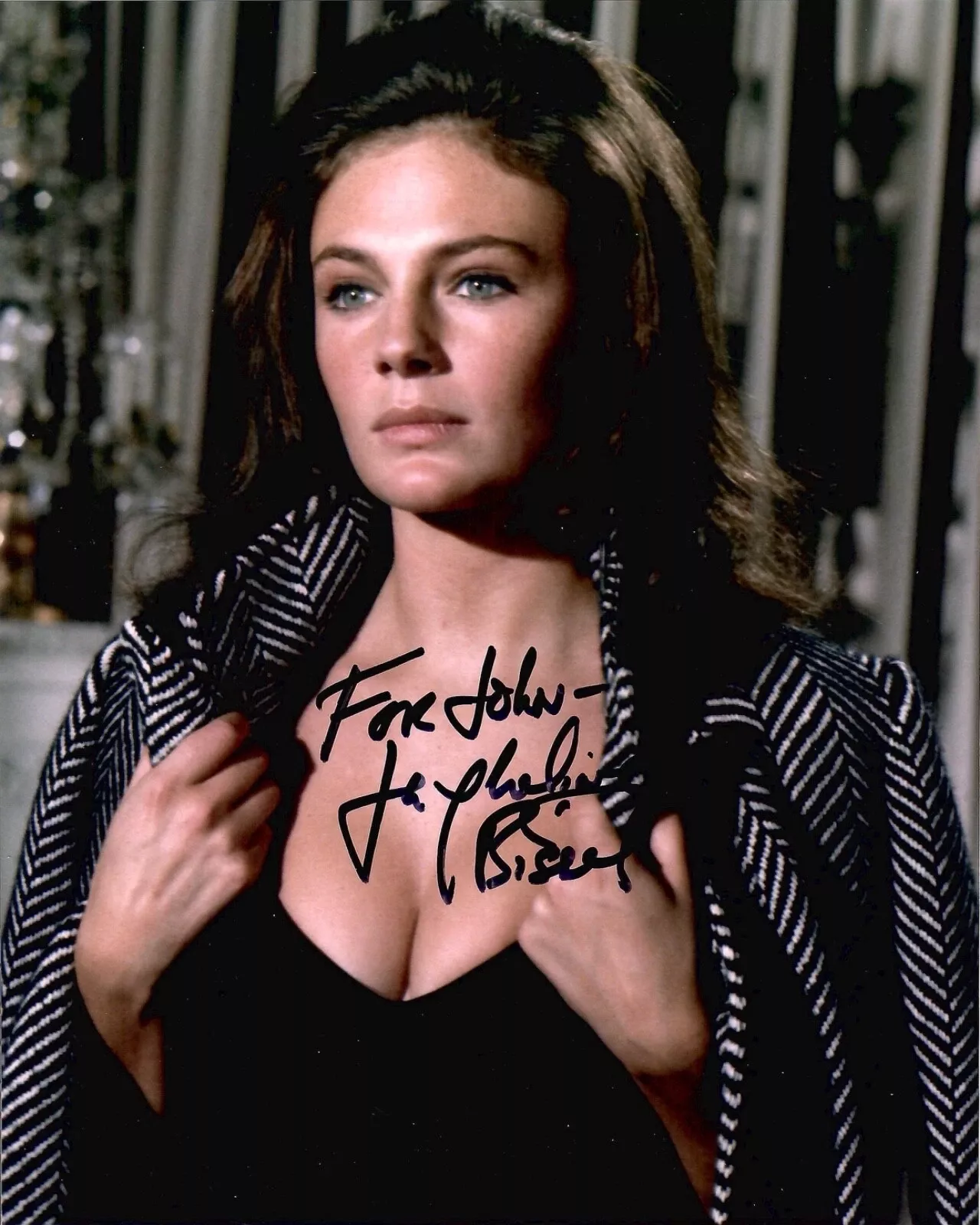 JACQUELINE BISSET HAND SIGNED 8x10 COLOR PHOTO+COA SEXY CLEAVAGE TO JOHN | Autographia